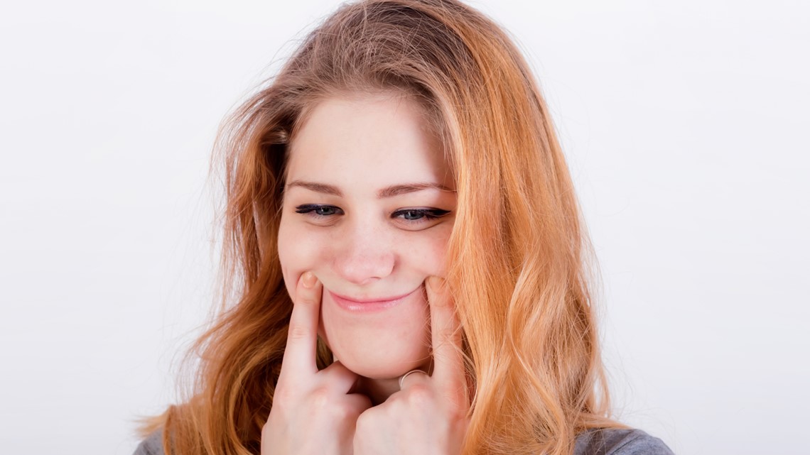 Forcing a smile at work may lead to heavier drinking, study says | kgw.com