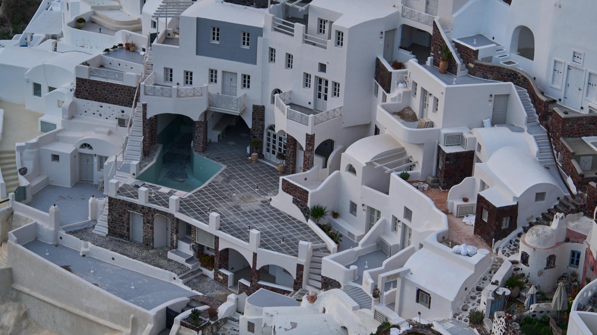 Thousands evacuate Santorini as earthquakes keep rattling Greece island ...