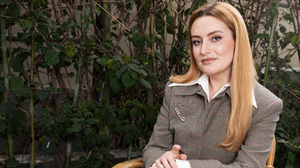 Oscars red carpet: Amelia Dimoldenberg brings flirty awkwardness to ...