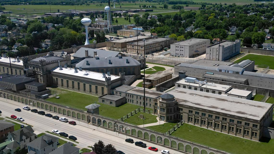 Wisconsin prison warden charged, jailed | kgw.com
