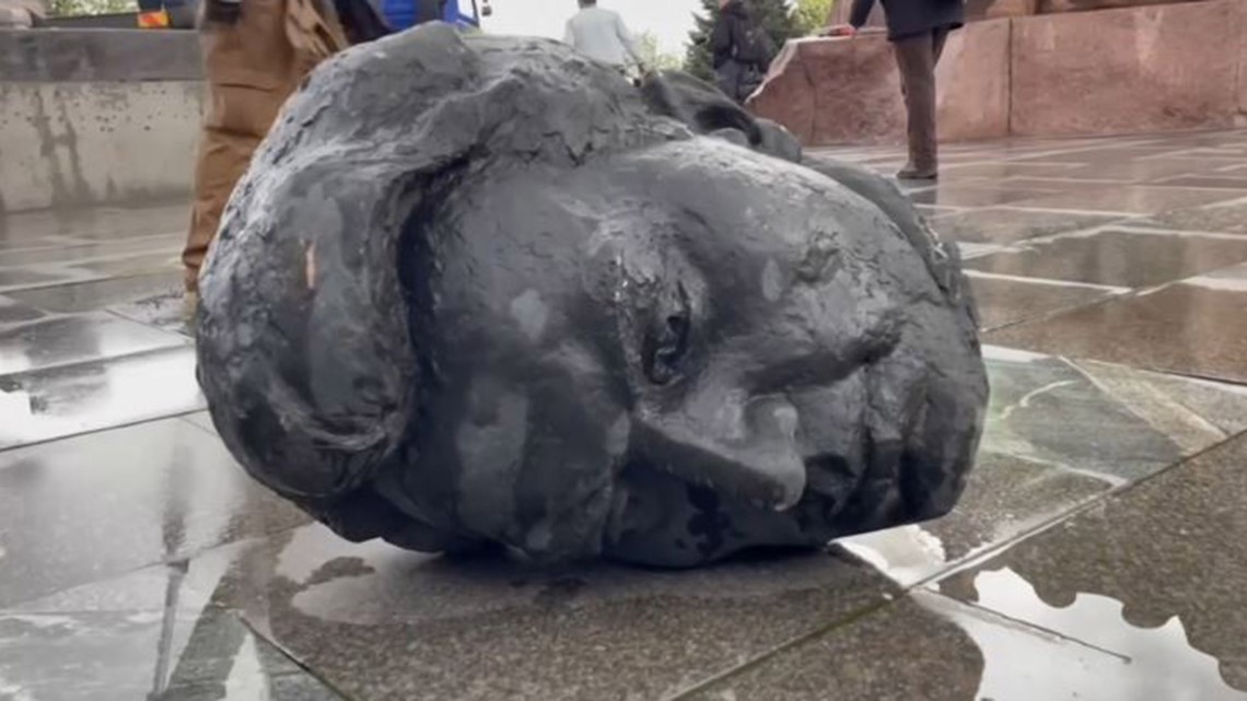 Kyiv statue representing Russia-Ukraine friendship dismantled | kgw.com