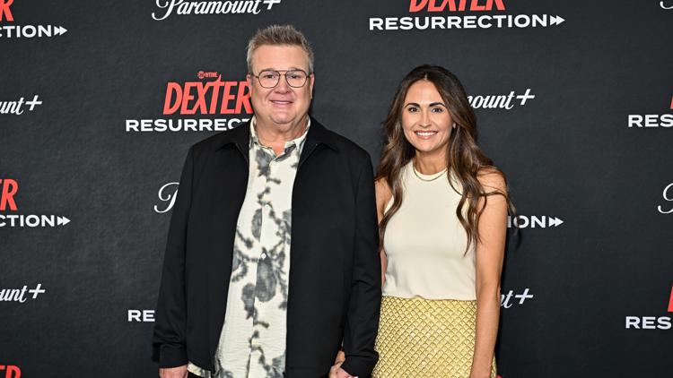 Eric Stonestreet, Lindsay Schweitzer are officially married, actor reveals | kgw.com