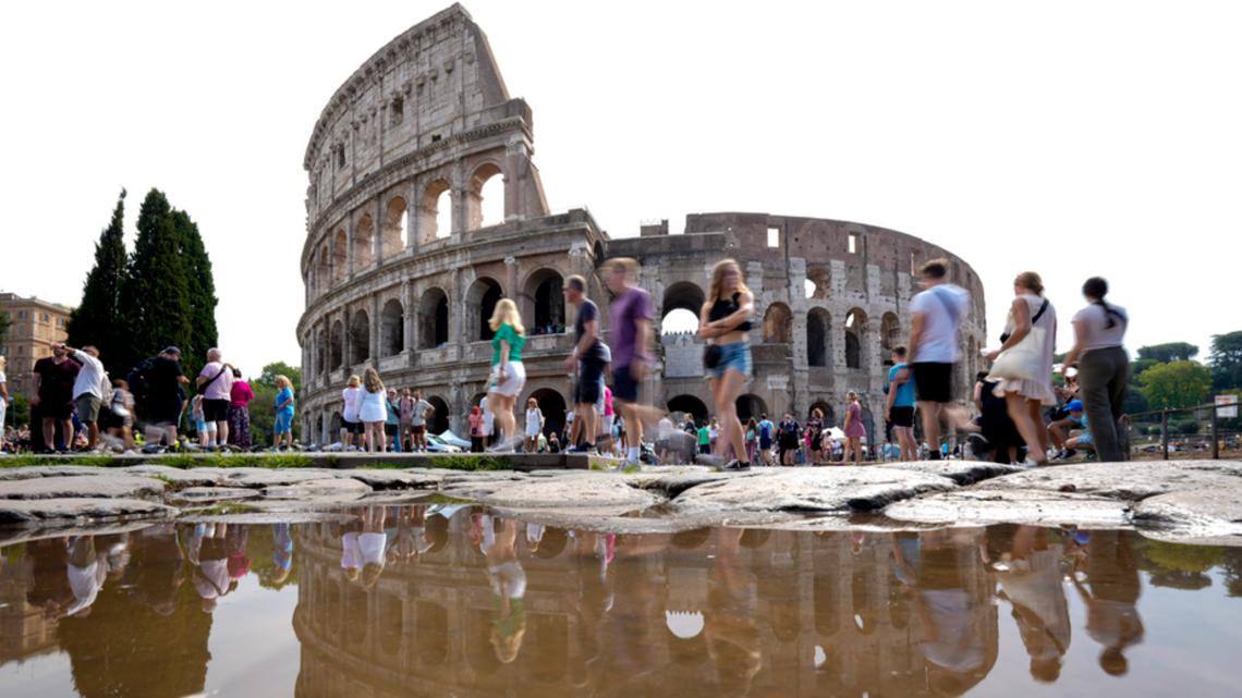 Airbnb brings gladiator fights back to Rome's ancient Colosseum | kgw.com