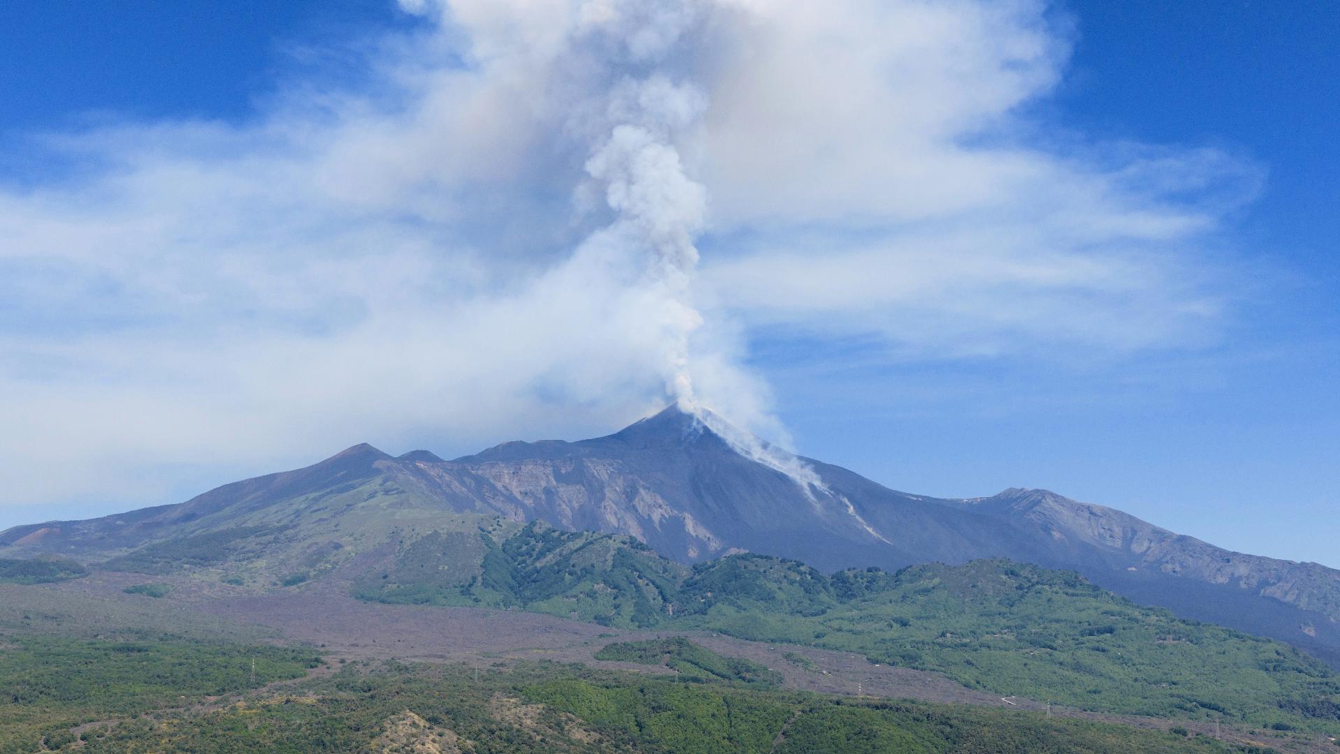 Mount Etna erupts: Lava lights up Sicilian skies | kgw.com
