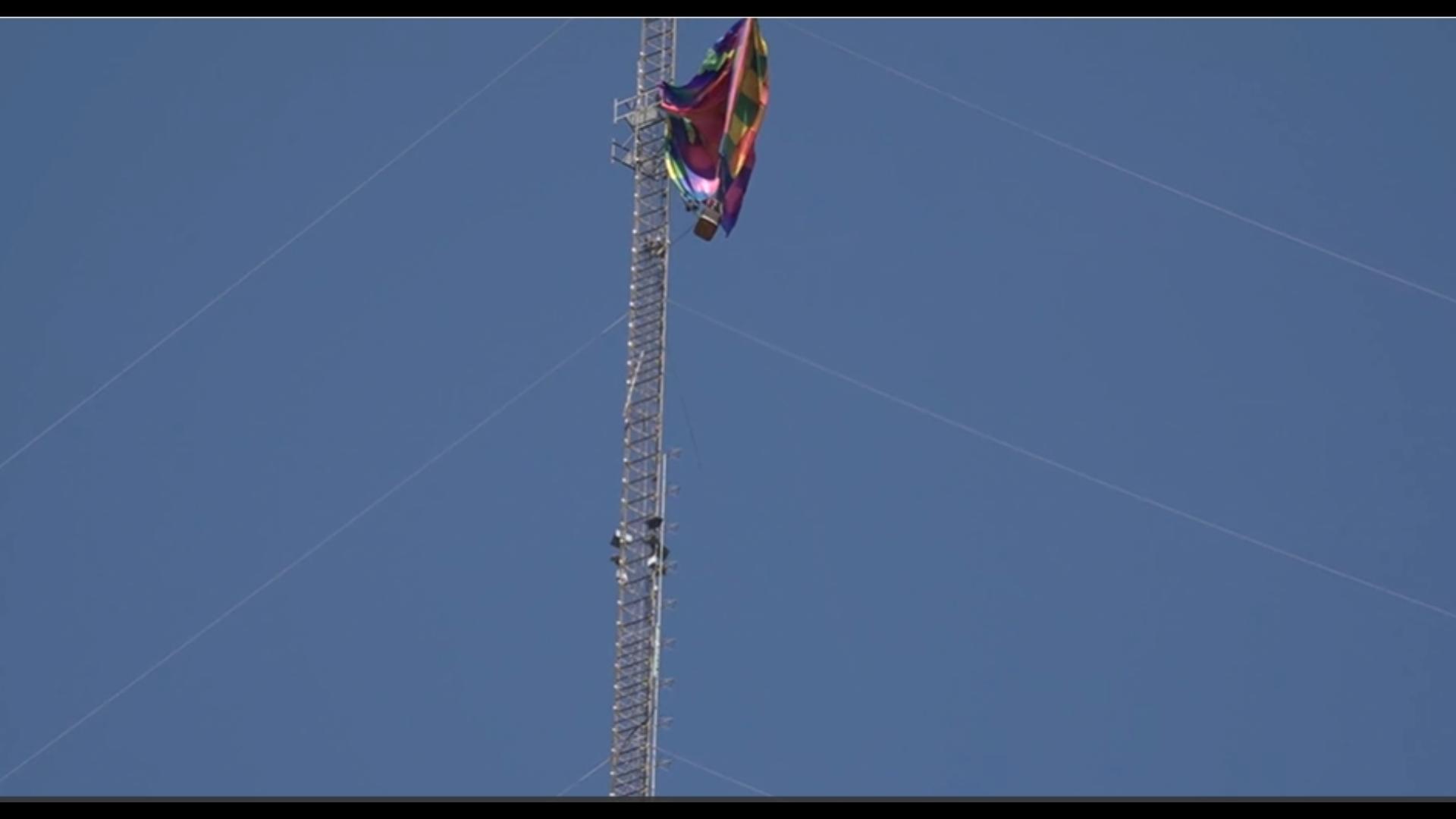 Two people rescued after hot air balloon hits radio tower in Texas ...