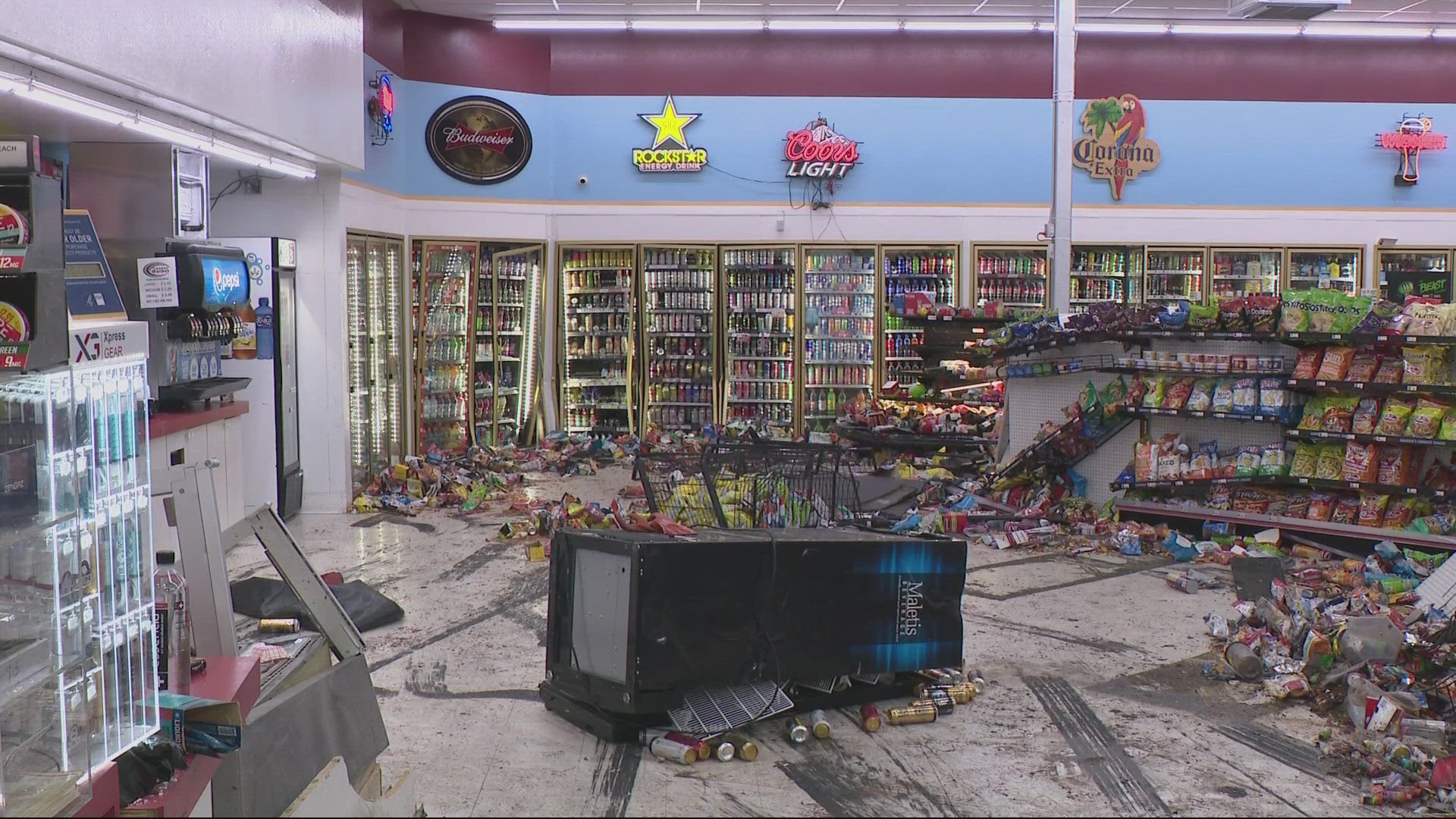 Driver crashes into Dallas market, rams police car | kgw.com