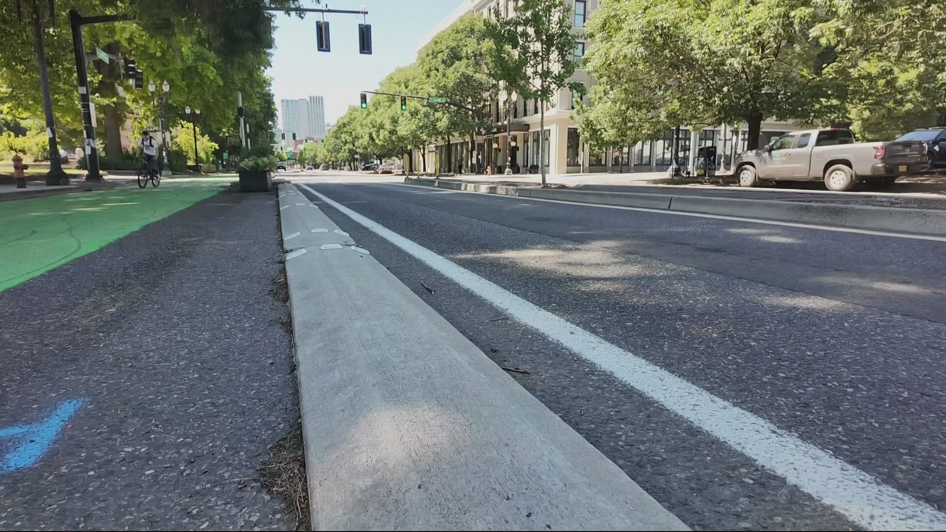 Portland adds barriers along bike lanes for some streets | kgw.com