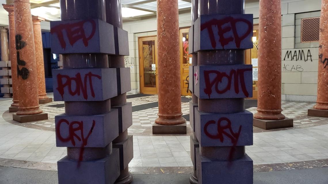 Protesters hit Portland City Hall with graffiti | kgw.com