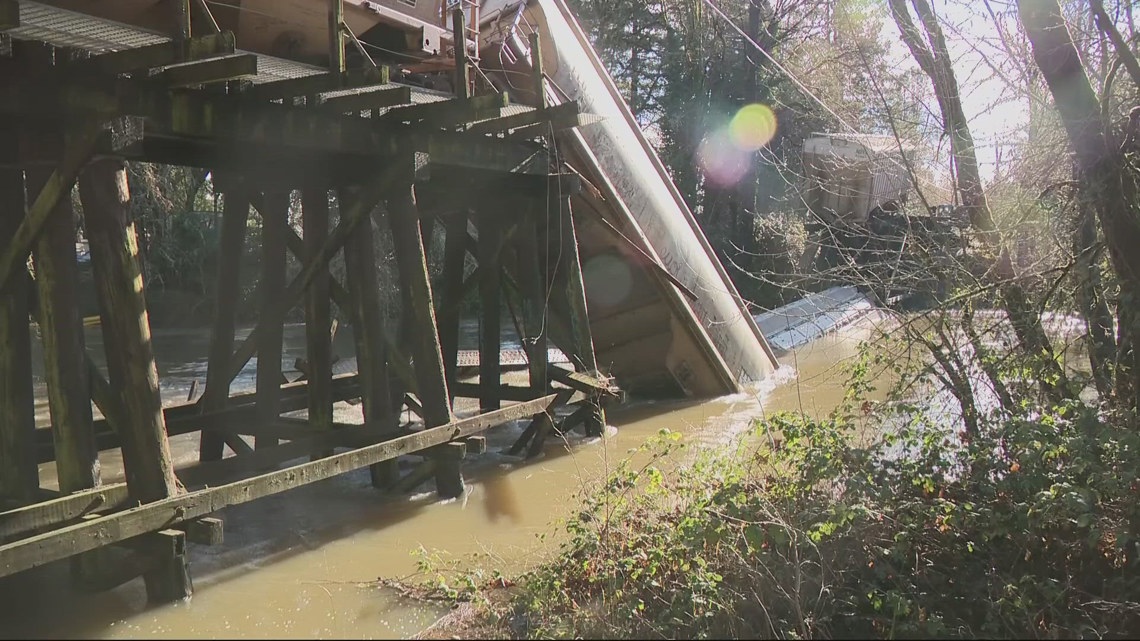 Train trestle collapse leaves car in Marys River near Corvallis | kgw.com