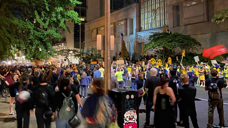 Thousands of protesters gather outside Portland's Justice Center | kgw.com