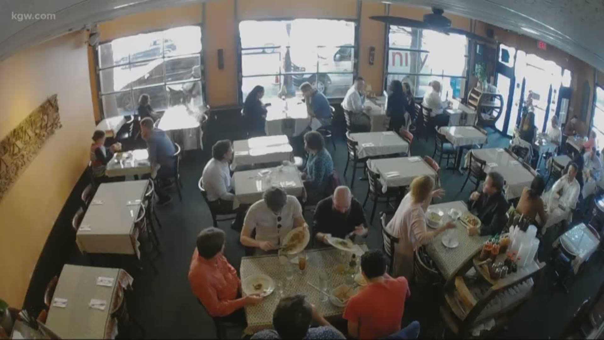 Man startles lunch crowd by smashing window in Bangkok Palace ...