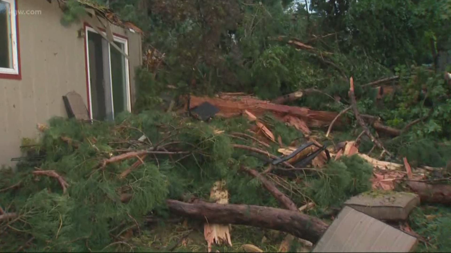Loud thunder, dramatic lightning sweeps through valley, Portland | kgw.com