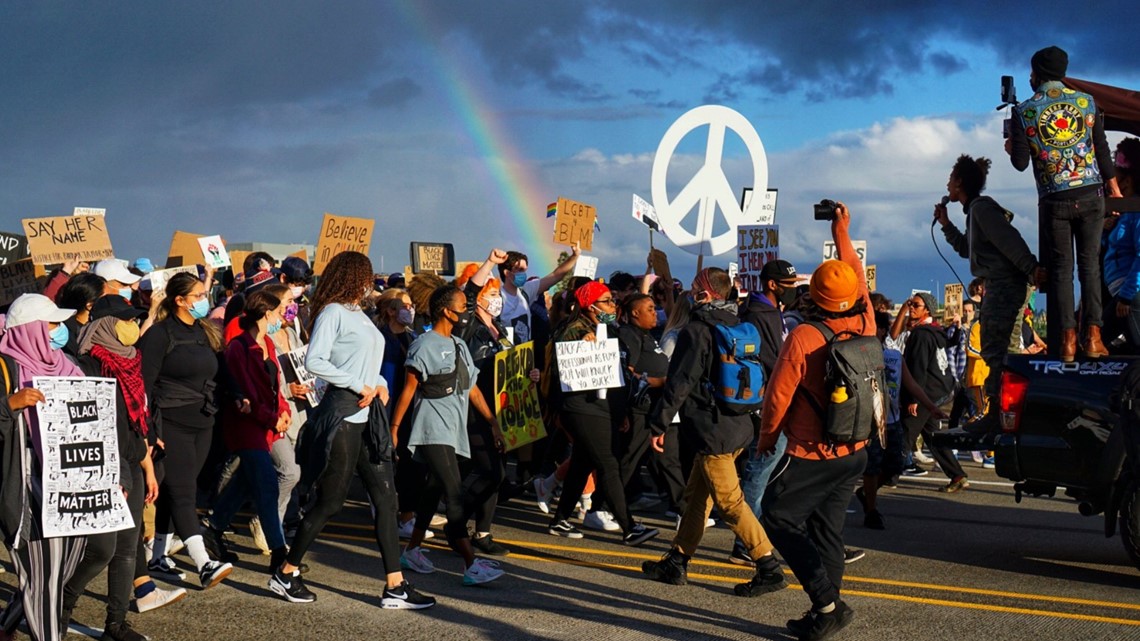 Portland man captures rainbow during protest | kgw.com