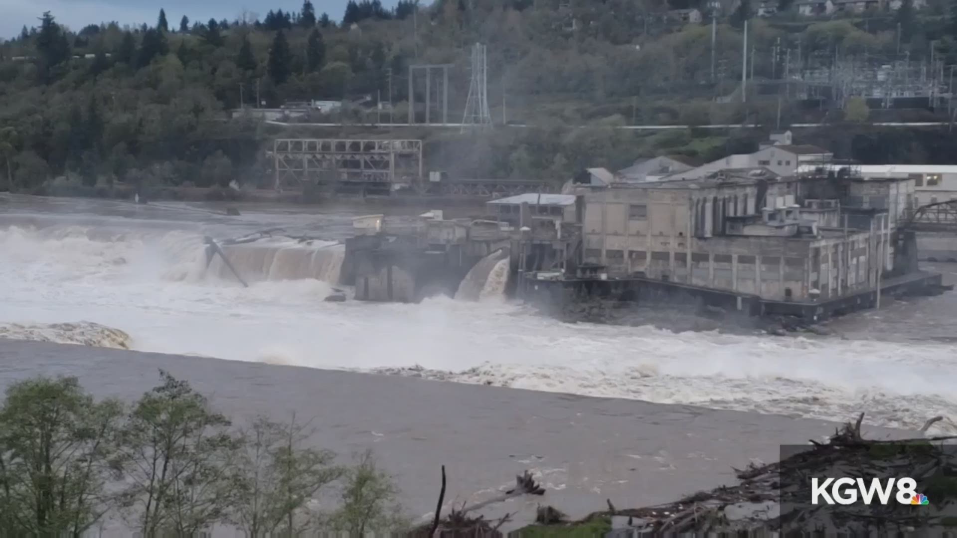 Officials: Storm water, sewage overflows in Oregon river | kgw.com