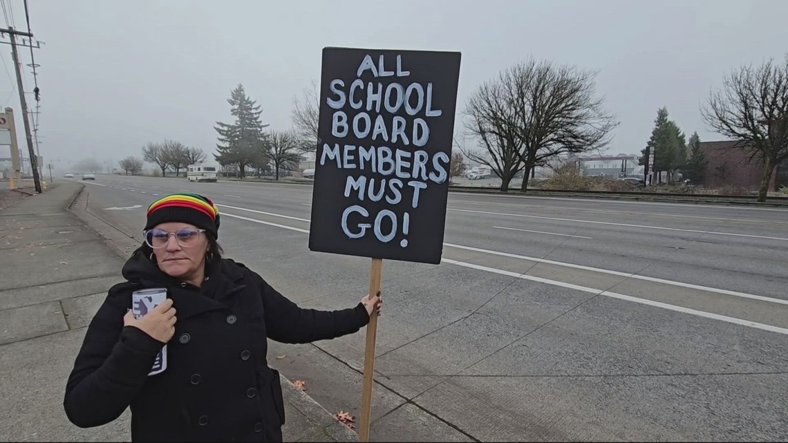 St. Helens parents call on school board to resign | kgw.com