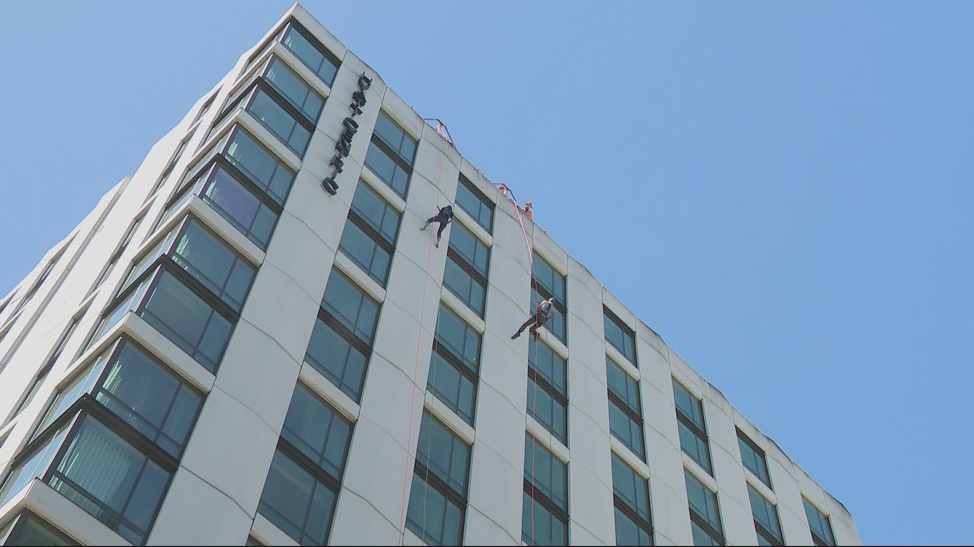 Addiction recovery program rappels down 15-story hotel as fundraiser ...
