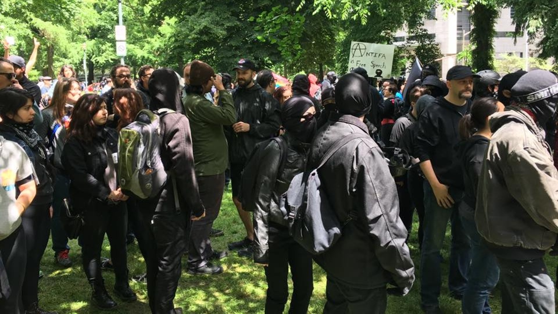 Photos: Protests, counter-protests in downtown Portland | kgw.com