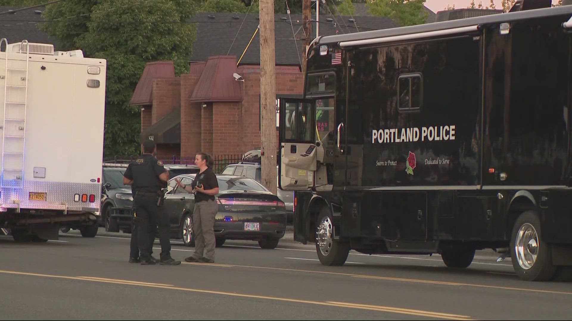 Woman found dead, man arrested after standoff at SE Portland home | kgw.com
