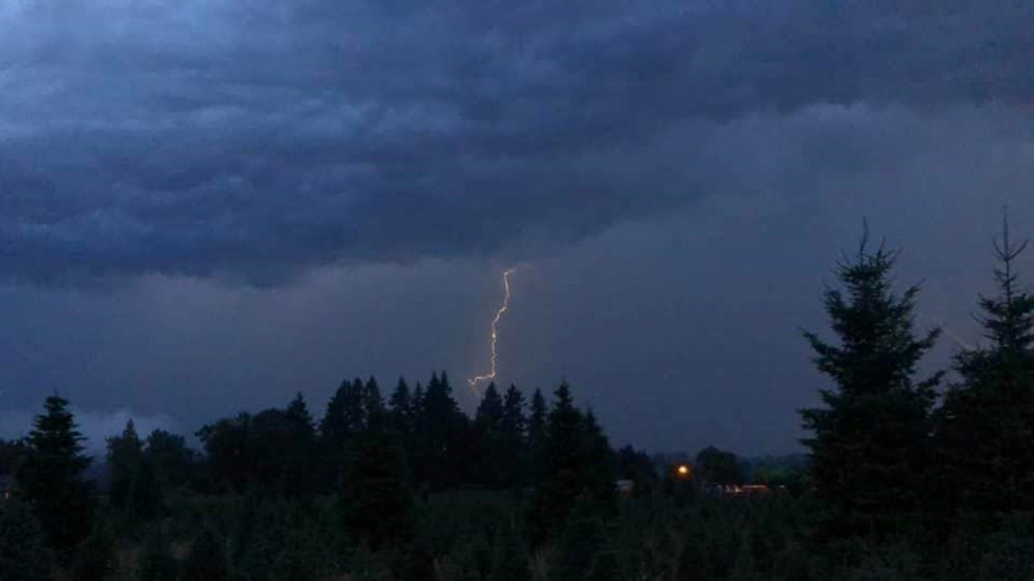 Your Pics: 19 stunning images of lightning in Portland, Oregon | kgw.com