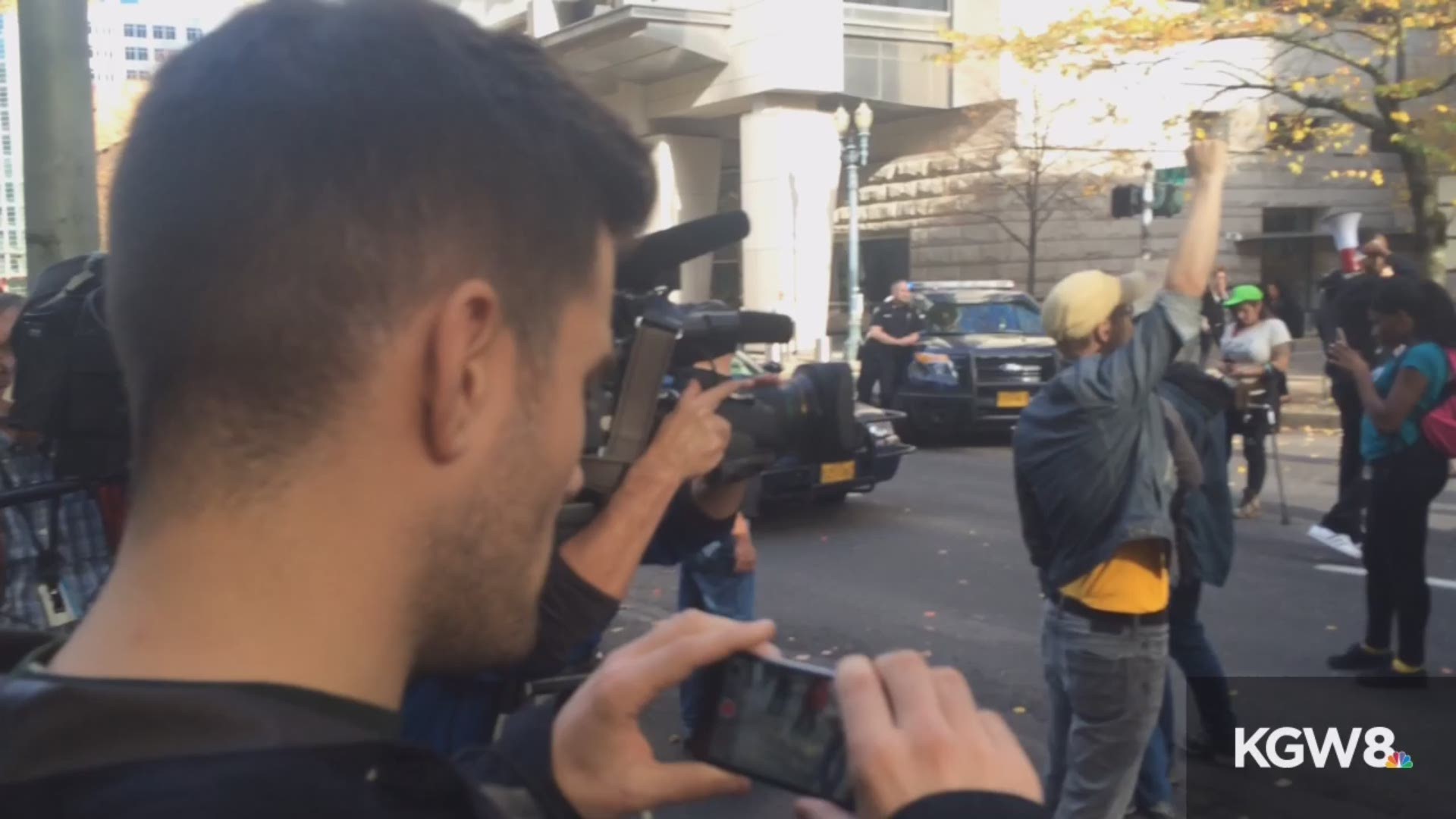 Protesters burn flag, block streets in downtown Portland | kgw.com