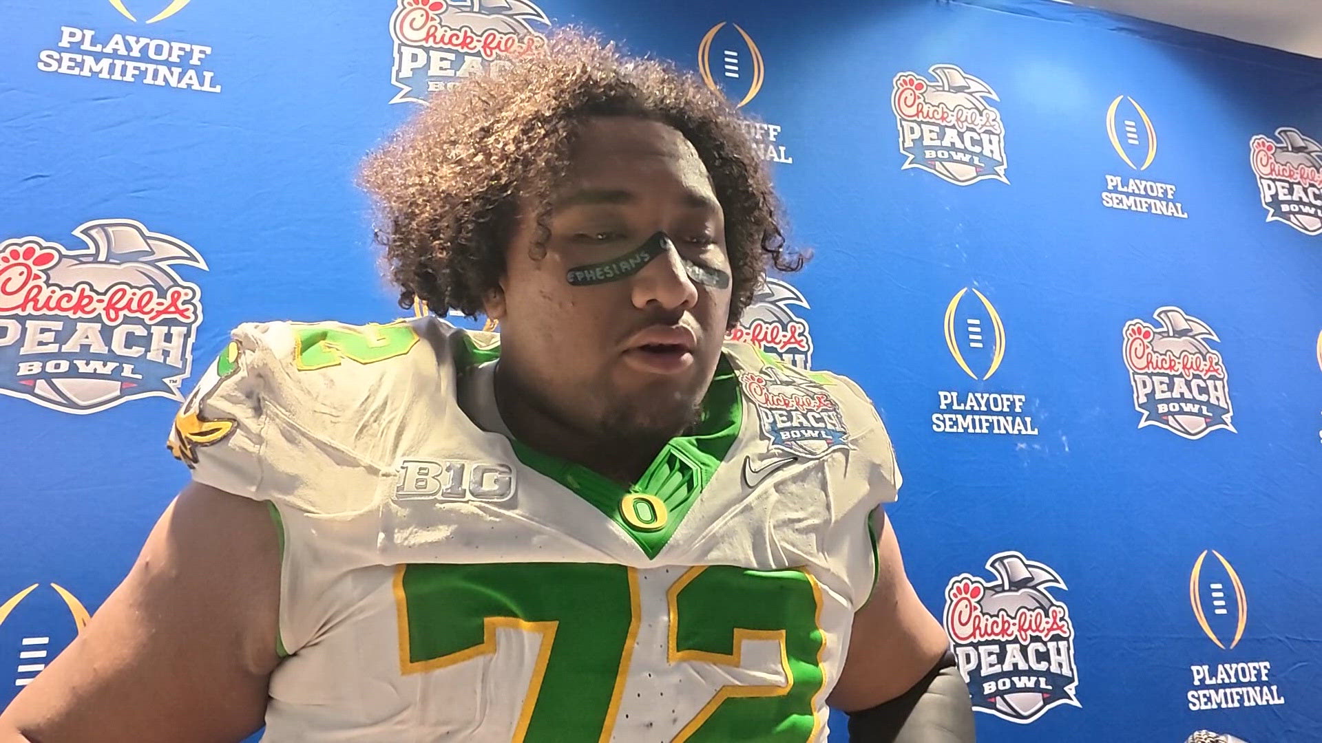 Oregon OL Iapani Laloulu expresses his love for Ducks fans | kgw.com