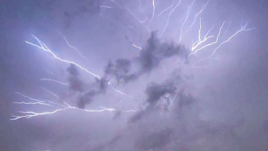 Lightning storm passes through Oregon, Washington | kgw.com
