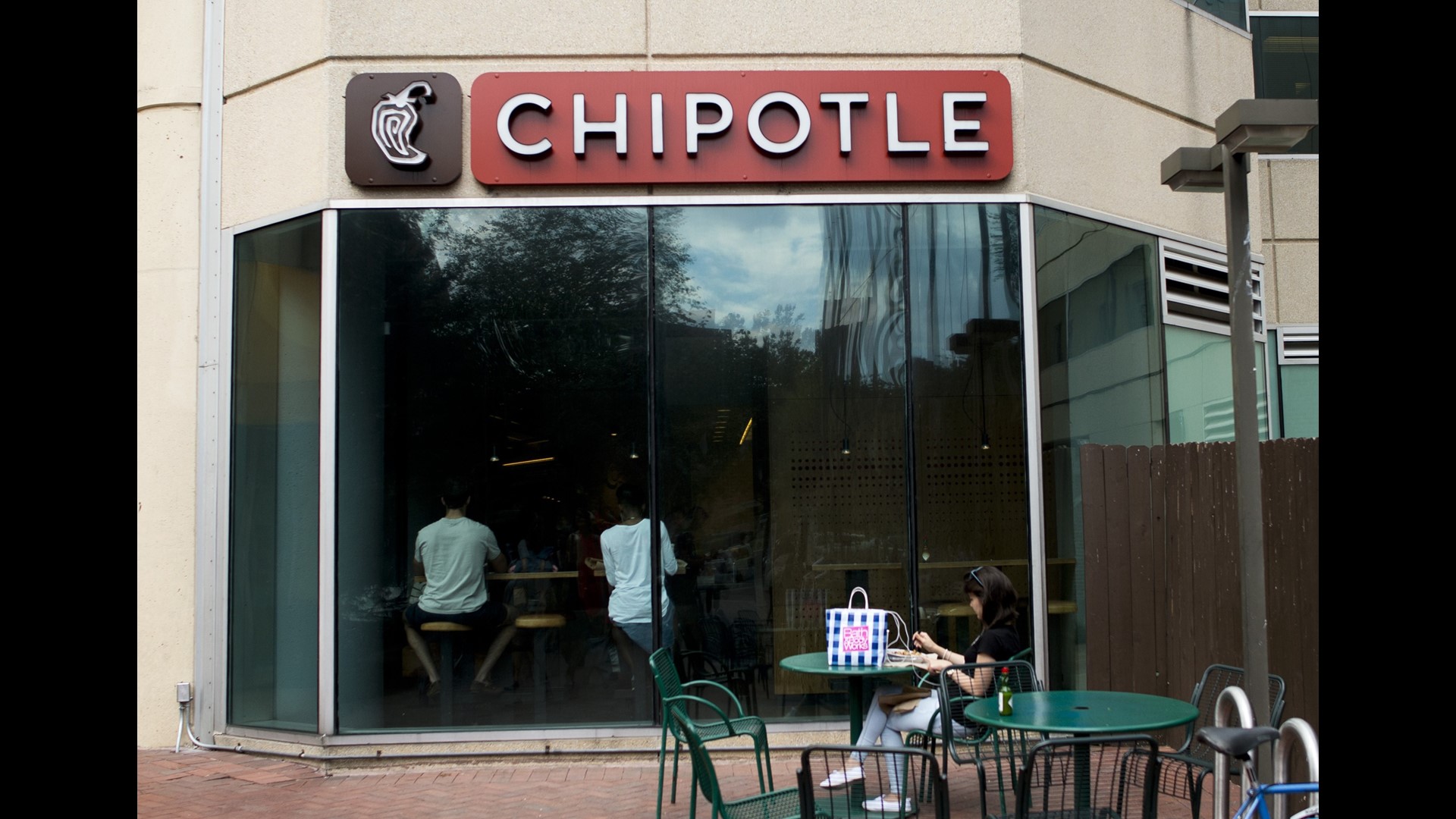 Wash. woman sues Chipotle after getting sick with E. coli | kgw.com
