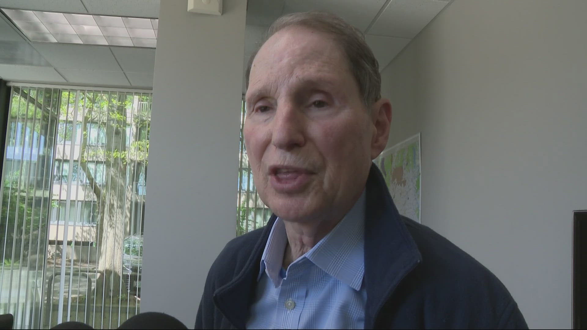 Oregon Sen. Ron Wyden meets with wildfire crews, warns of funding gaps ...