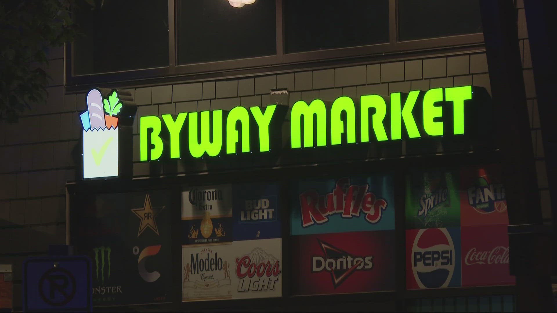 Convenience store employee shot in chest during robbery in Wood Village ...