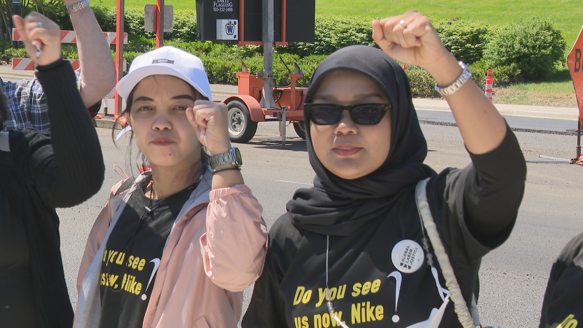 Indonesian garment workers protest outside Nike headquarters in ...