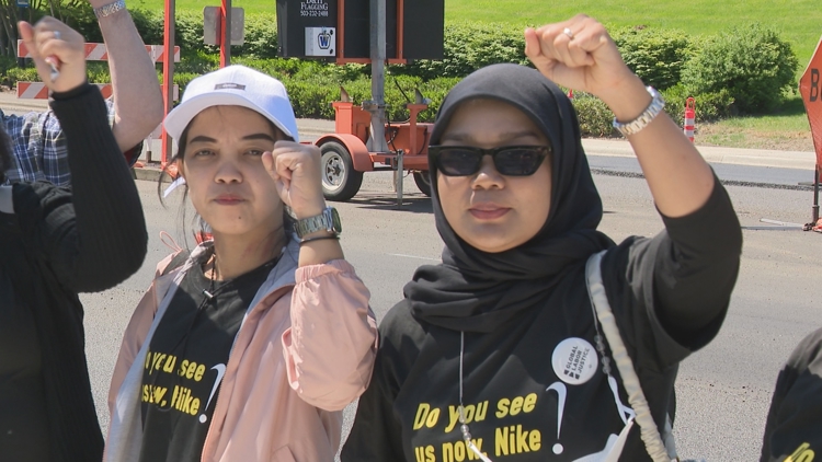 Indonesian garment workers protest outside Nike headquarters in ...