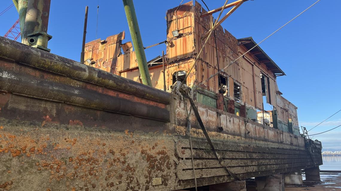 Abandoned barge cleaned up from Columbia River | kgw.com