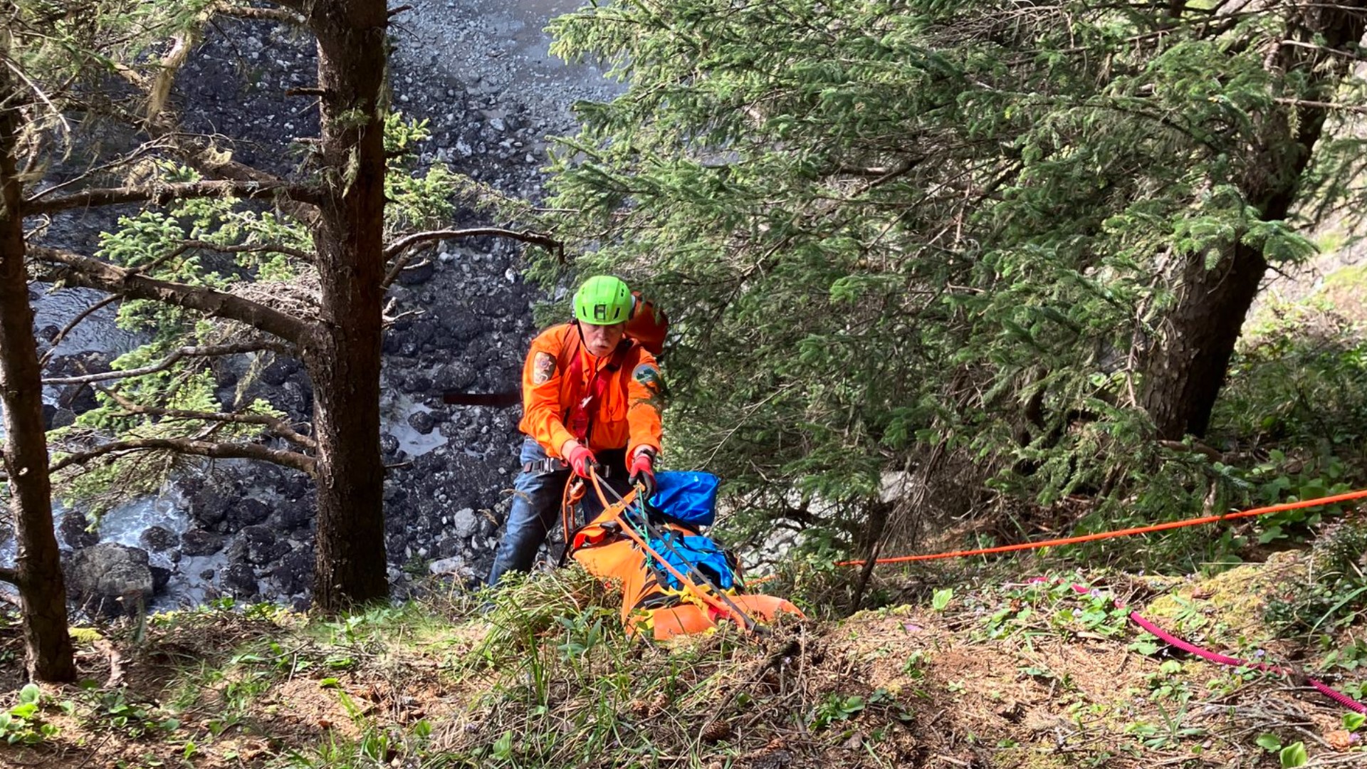 Hiker dies after falling along southern Oregon Coast | kgw.com
