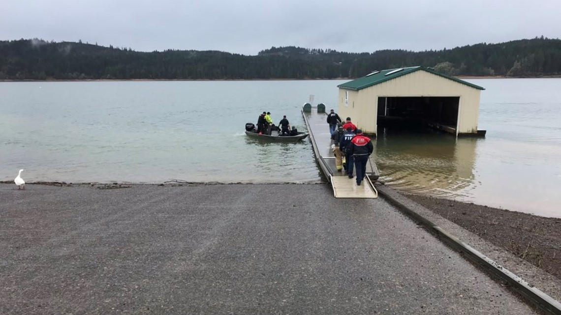 Two people rescued after boat overturns in Hagg Lake | kgw.com