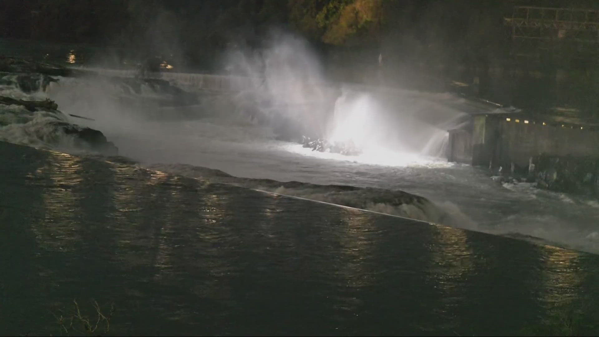Rescue teams search for missing kayaker over Willamette Falls in Oregon ...