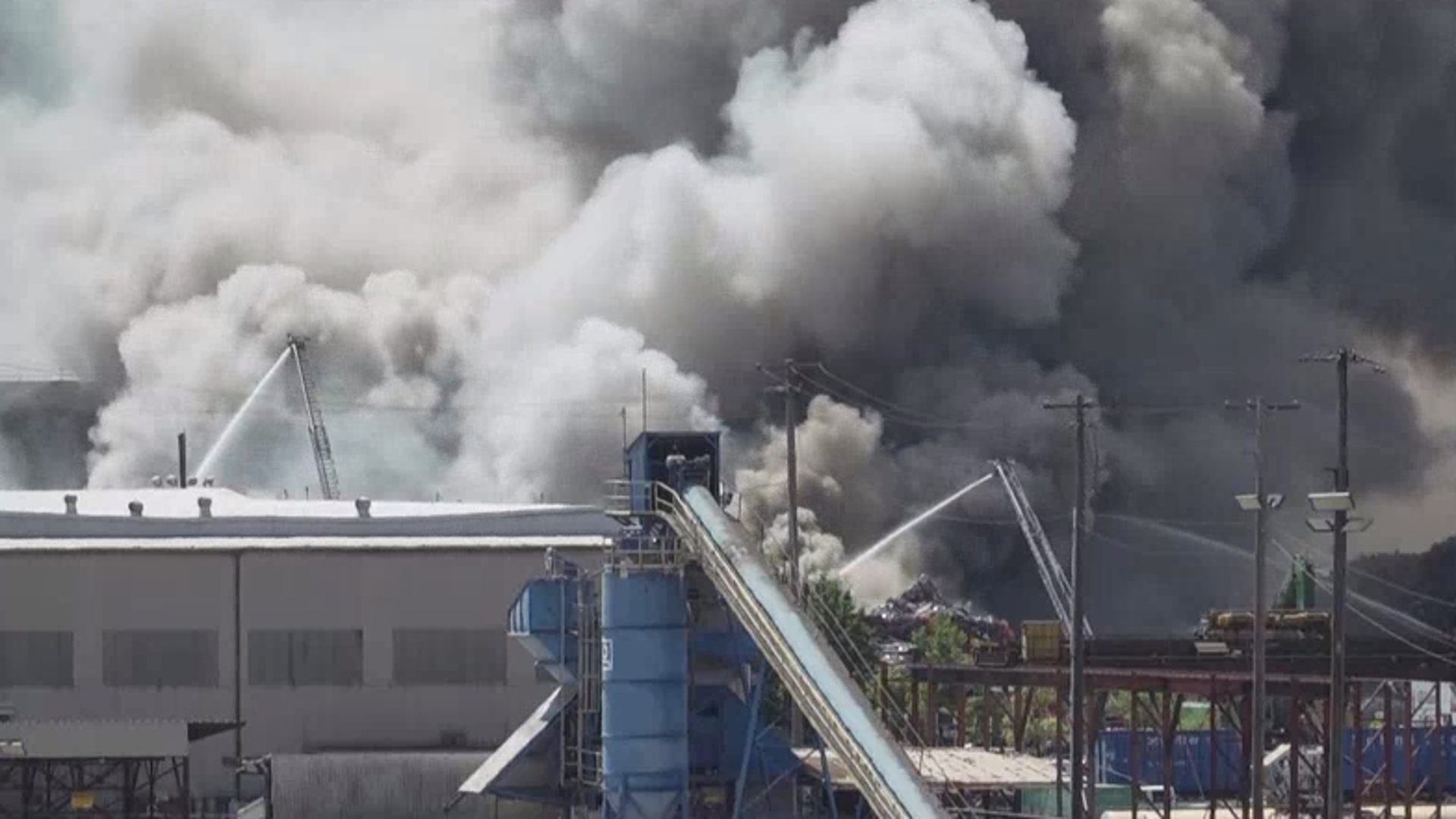 Large pile fire sends plume of smoke over North Portland | kgw.com