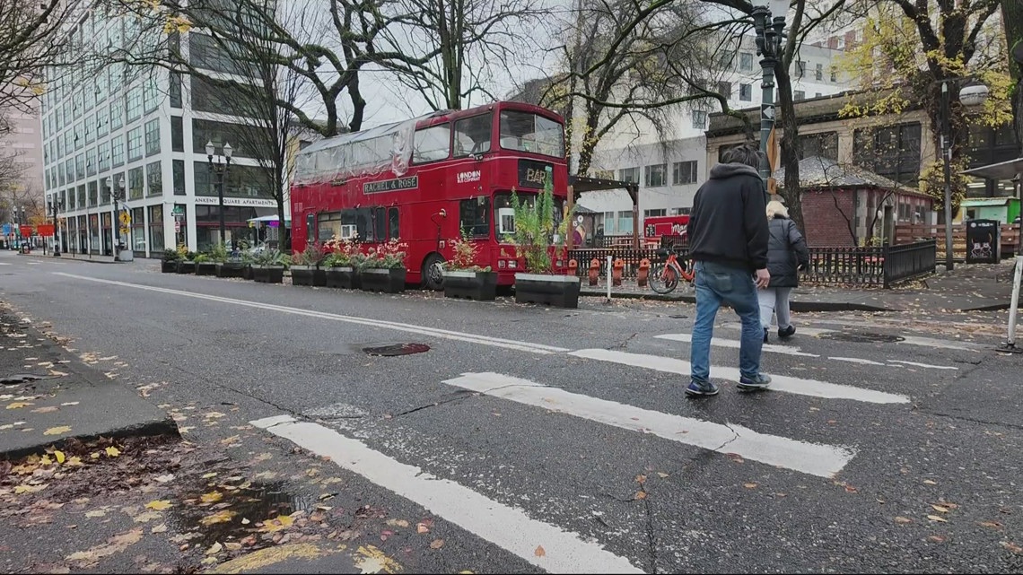 London double-decker bus bar parked on Burnside sees business increase ...