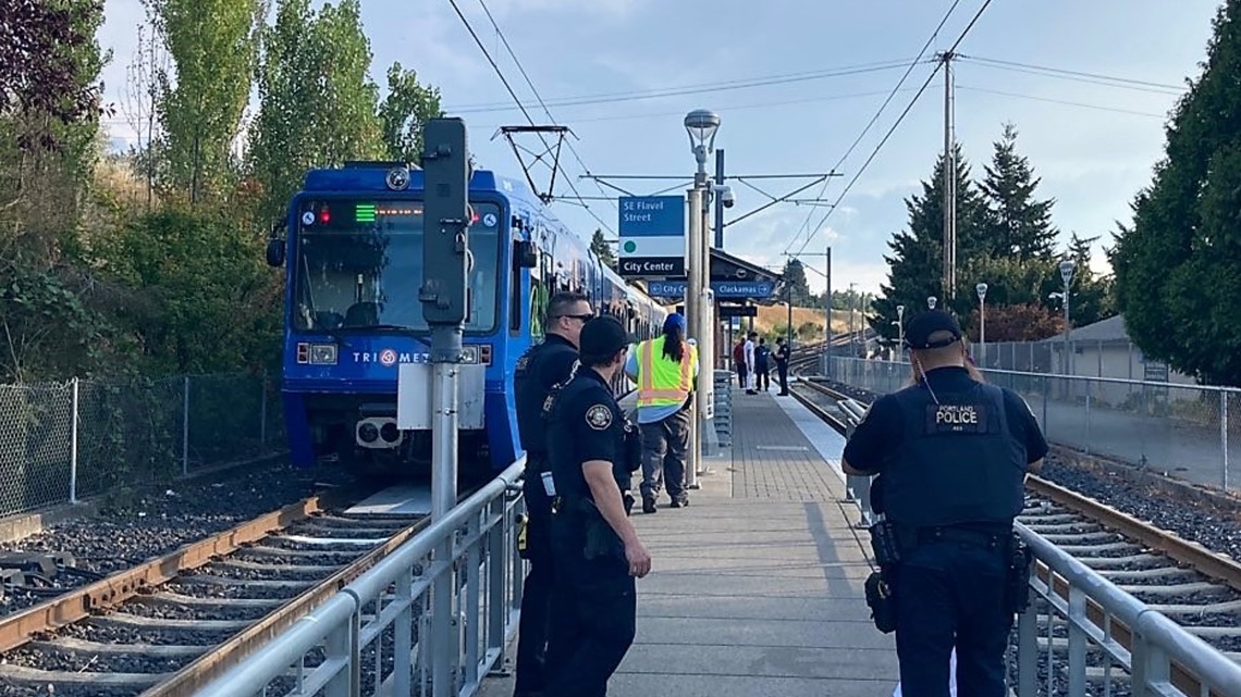 Two stabbed on MAX train in Southeast Portland | kgw.com
