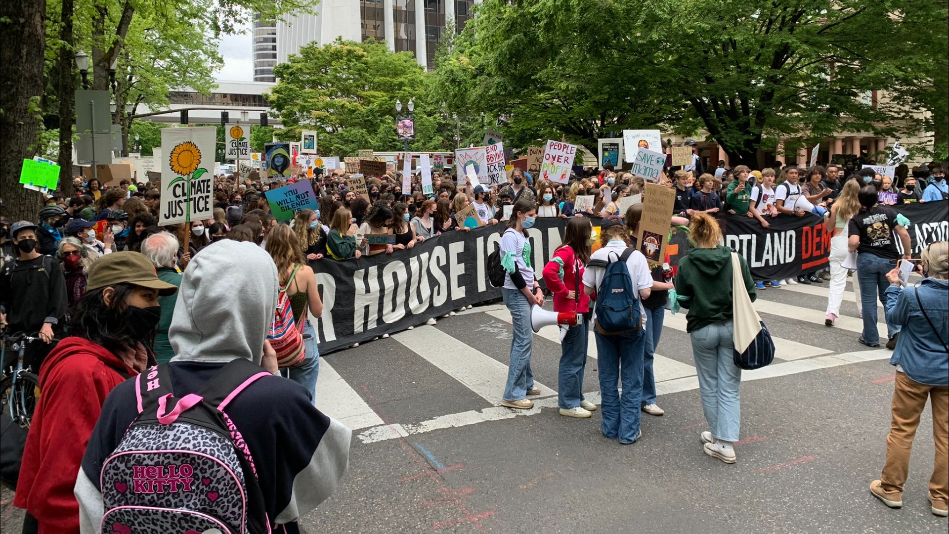 Hundreds of Portland students walk out for climate justice rally | kgw.com