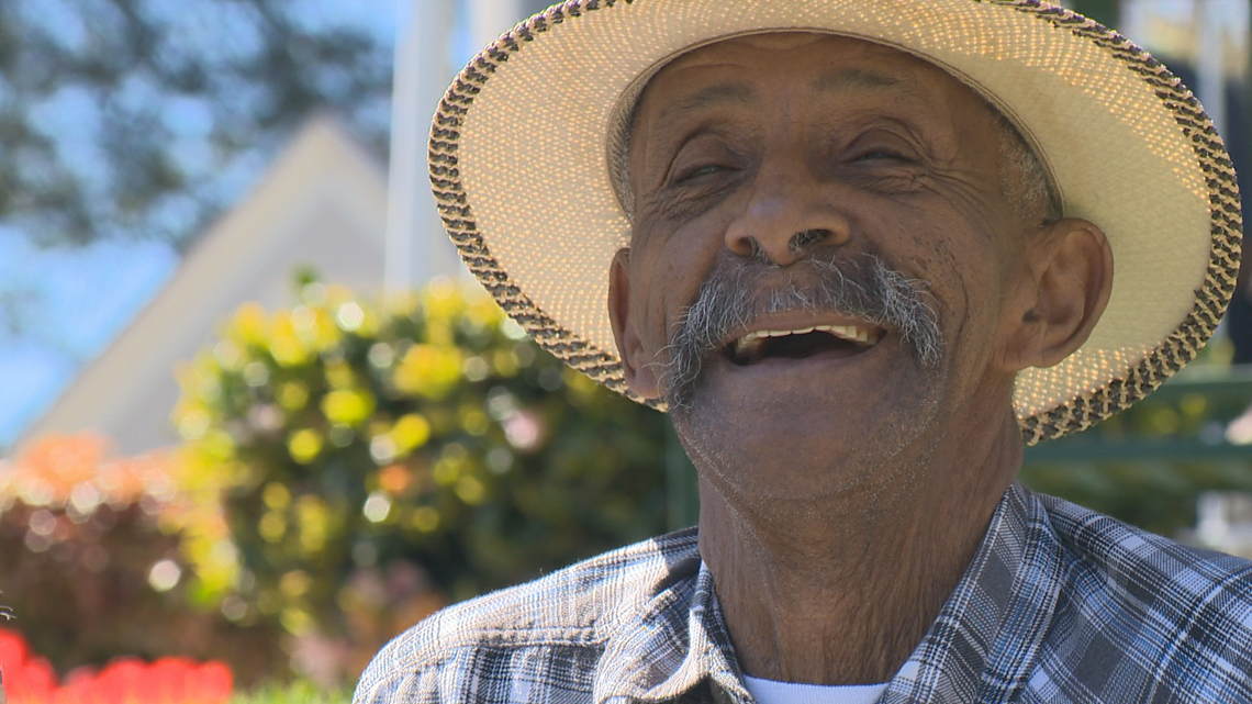 Neighbors help Portland man celebrate 90th birthday from home | kgw.com