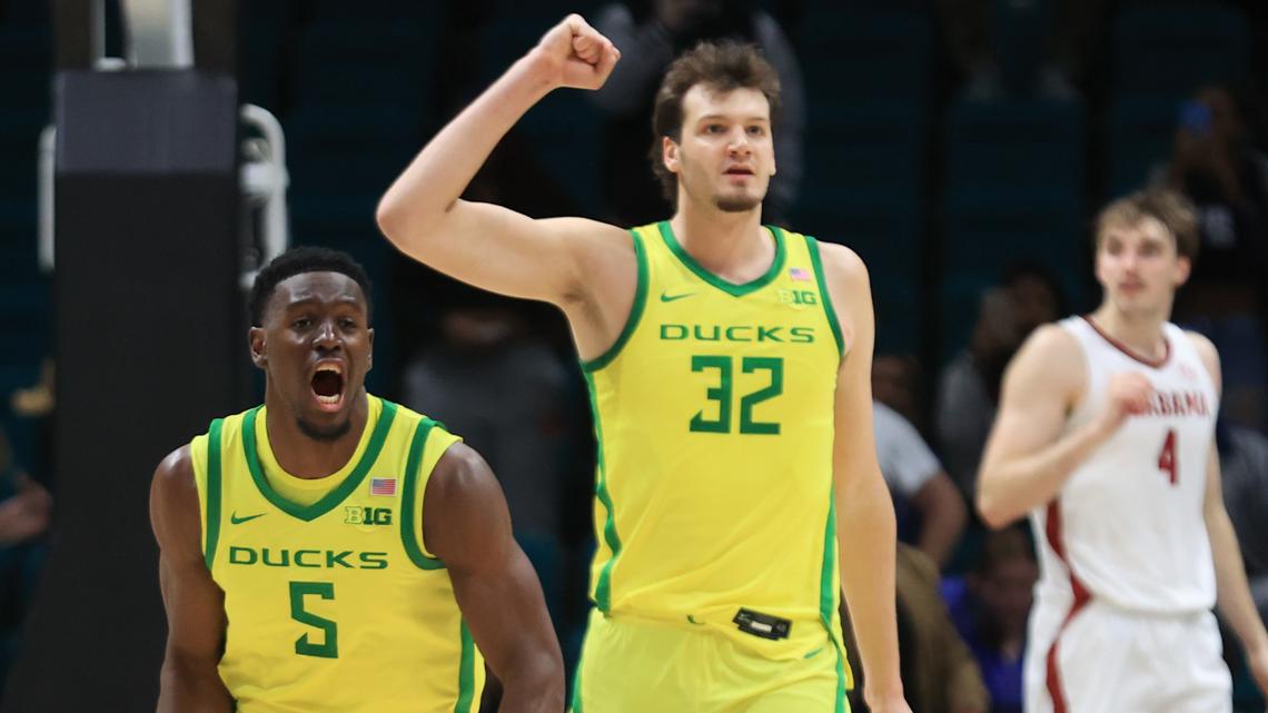 Nate Bittle helps send Oregon Ducks to 80-78 win over Iowa | kgw.com