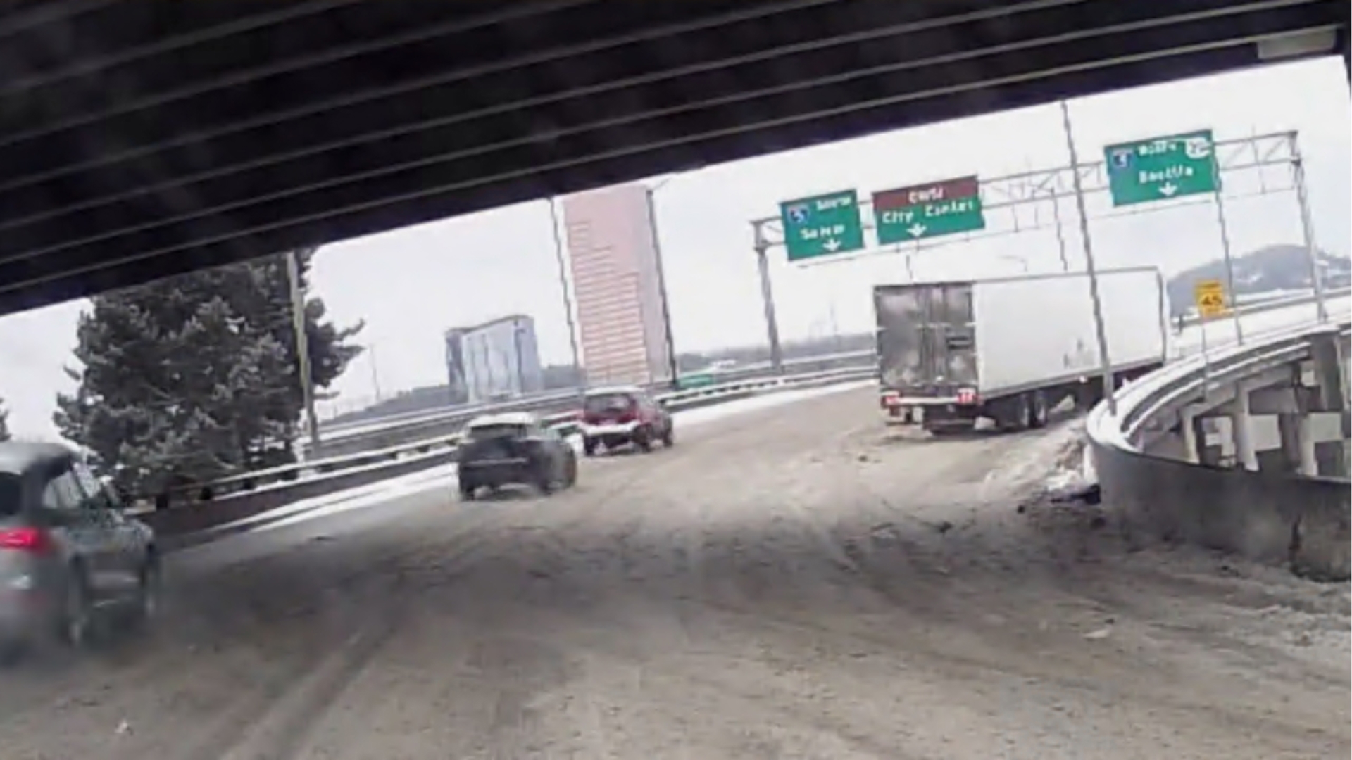Semi-truck struggles in snowy conditions on I-84 in downtown Portland ...