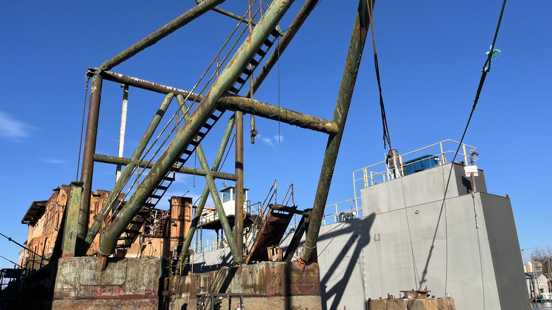 Abandoned barge cleaned up from Columbia River | kgw.com