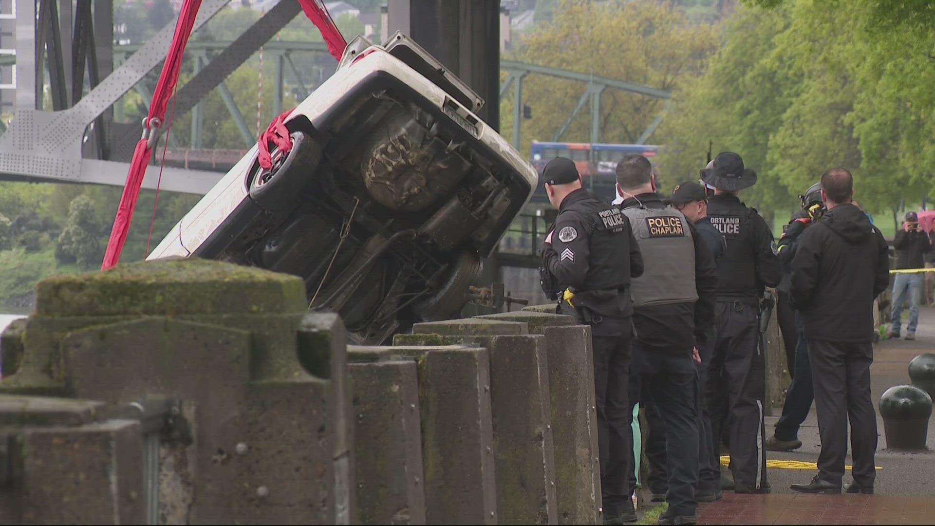 Police recover car from deadly Willamette River crash | kgw.com