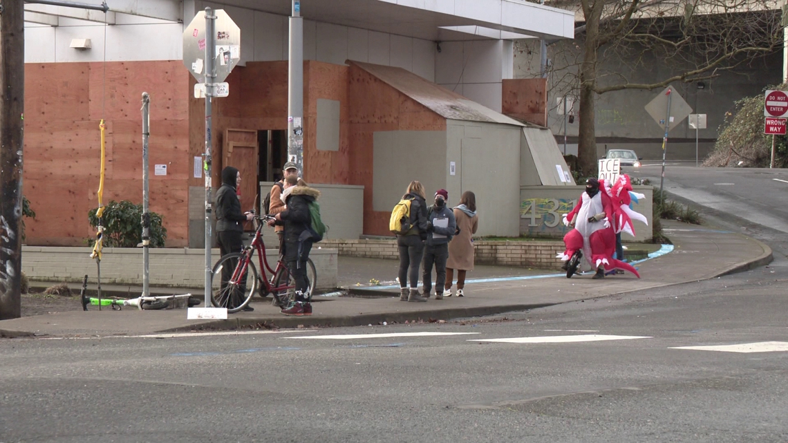 Protesters return to Portland ICE building the day after Border Patrol ...