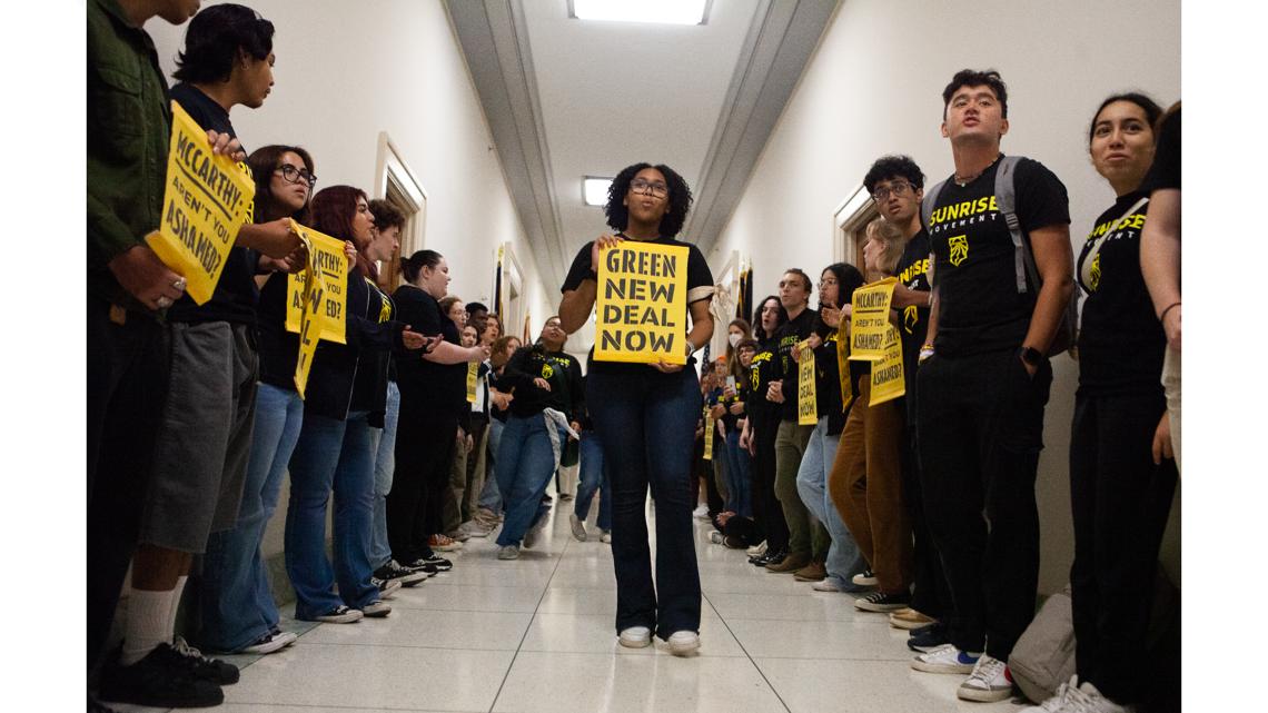 PHOTOS: Student activists take to U.S. Capitol to push 'Green New Deal ...