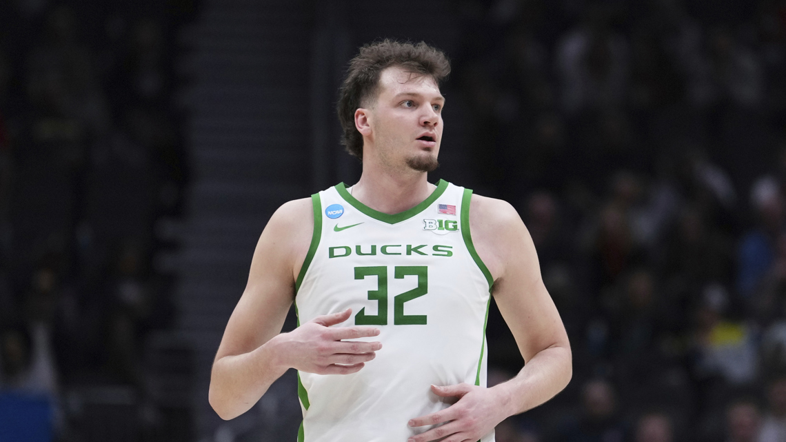 Bittle, Oregon pour it on in second half to throttle Omaha 80-57 | kgw.com