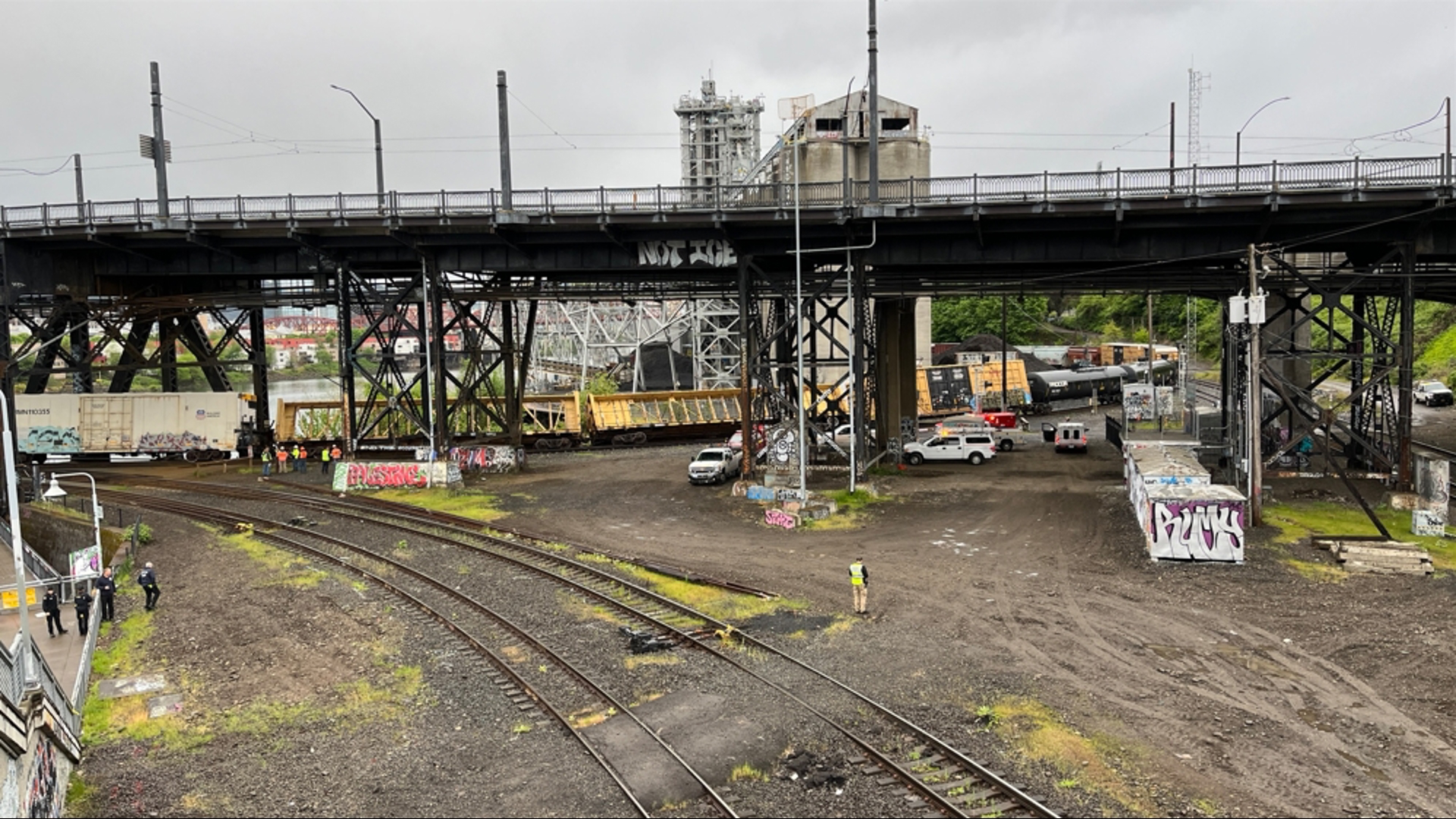 Freight train derails on Steel Bridge in Portland | kgw.com