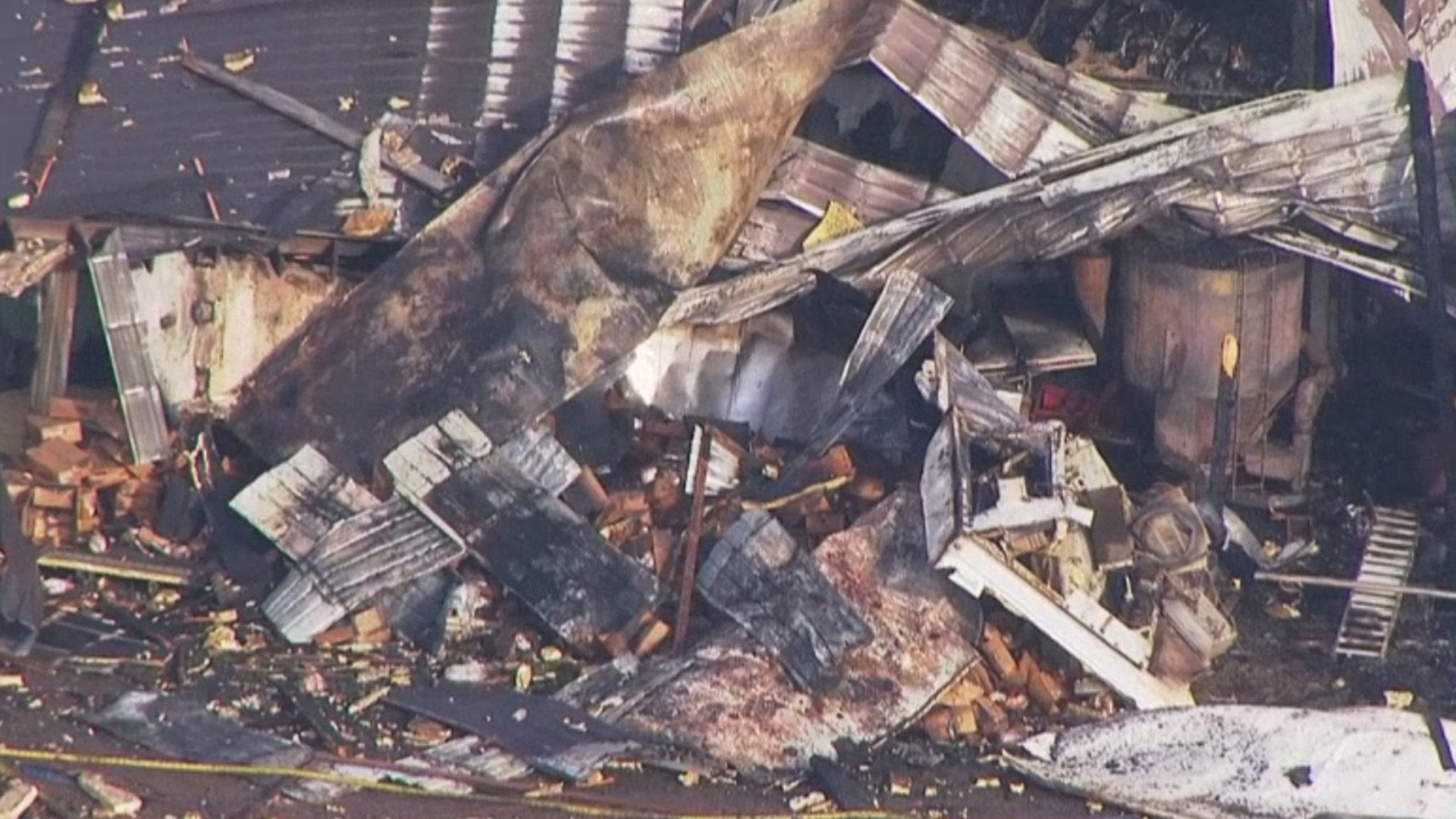 Firefighter dies battling large barn fire in St. Paul, Oregon | kgw.com