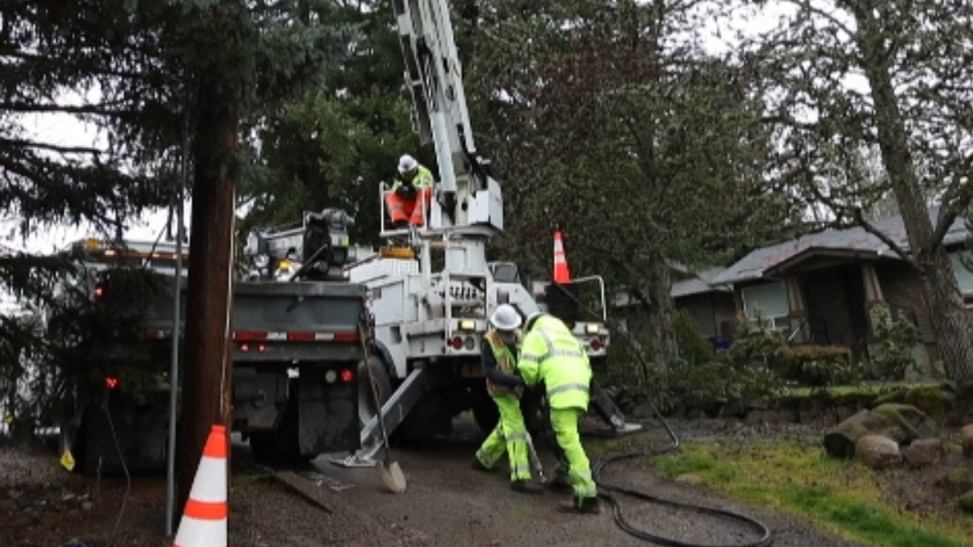 Broken for years: Dozens of Portland streetlights sit unrepaired | kgw.com
